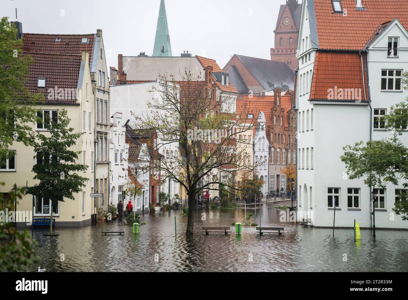 Lübeck, 20. Oktober 2023: Hochwasser in der Altstadt von Lübeck ...
