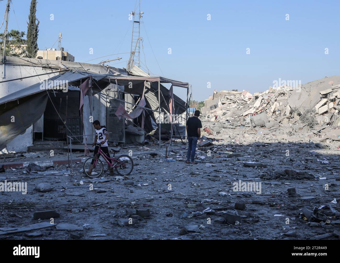 Palästinenser untersuchen Schäden nach israelischen Angriffen auf die Türme des zentralen ...