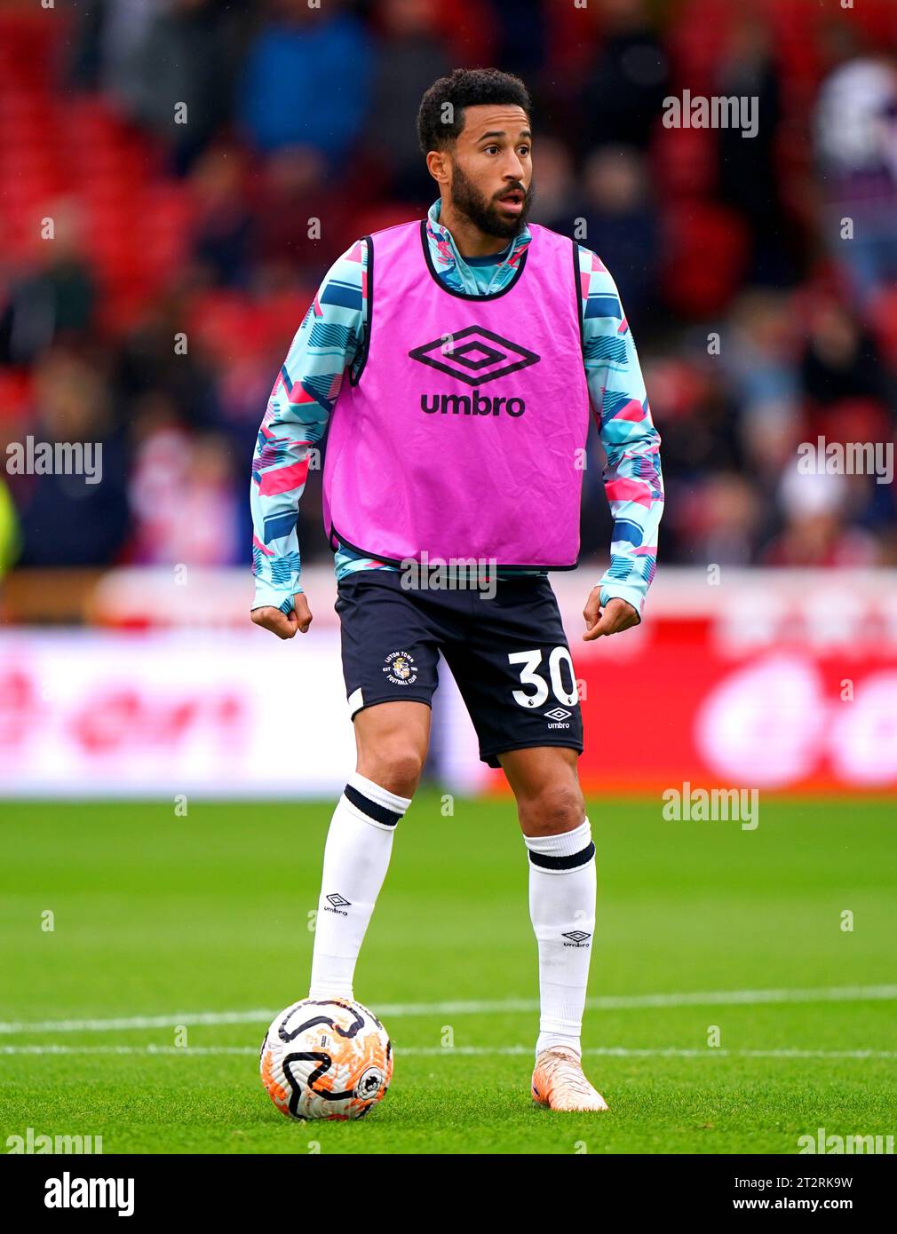 Andros Townsend von Luton Town wärmt sich vor dem Spiel der Premier ...