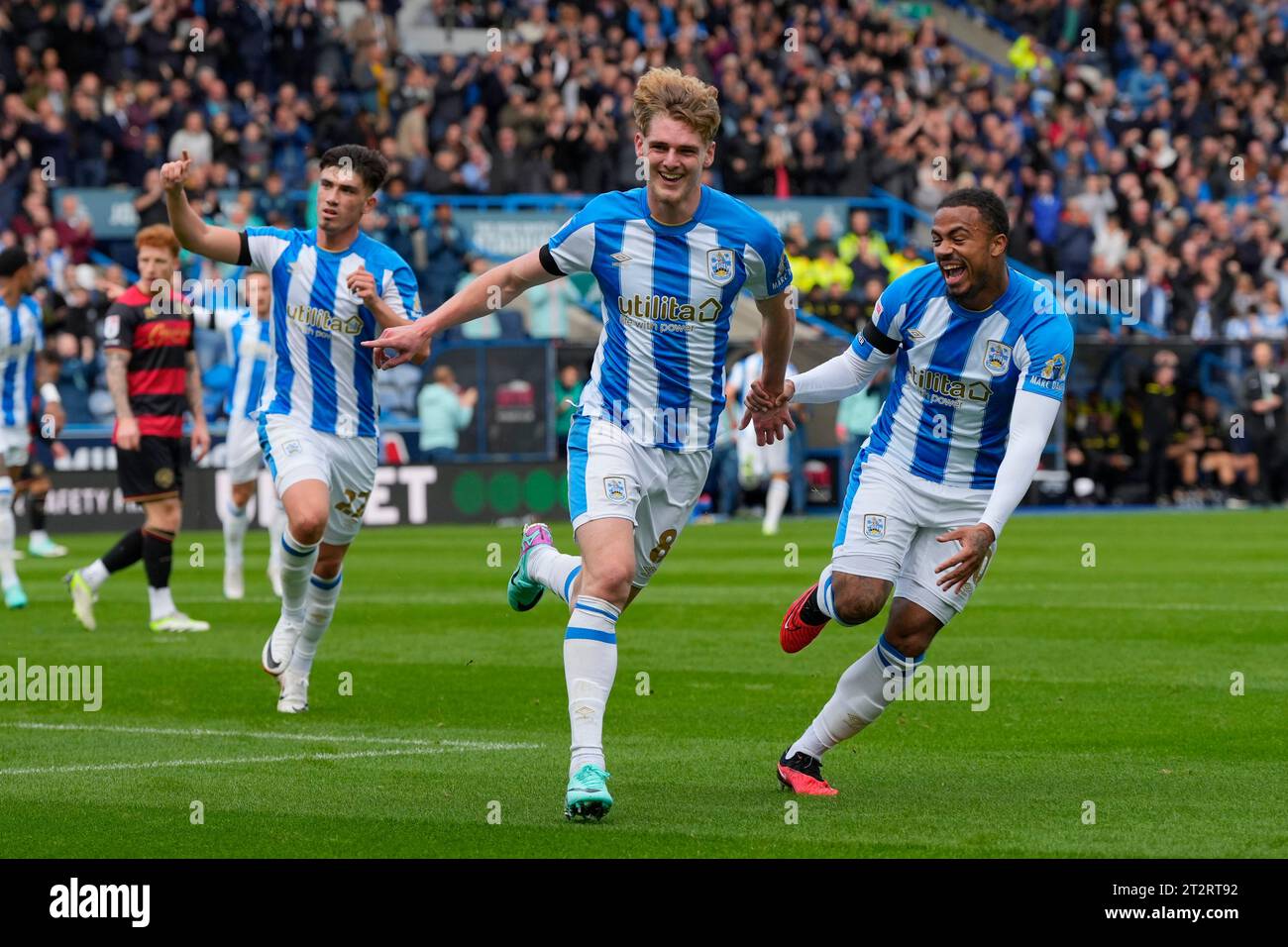 Jack Rudoni #8 von Huddersfield Town feiert ein Treffer von 2-0 während ...