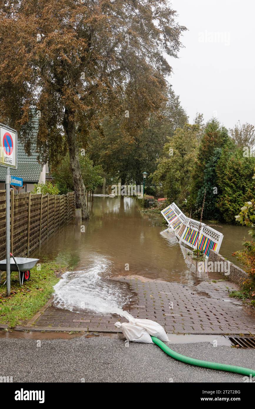 21. Oktober 2023, Schleswig-Holstein, Arnis: Wasser fließt aus einem Schlauch im Landkreis ...