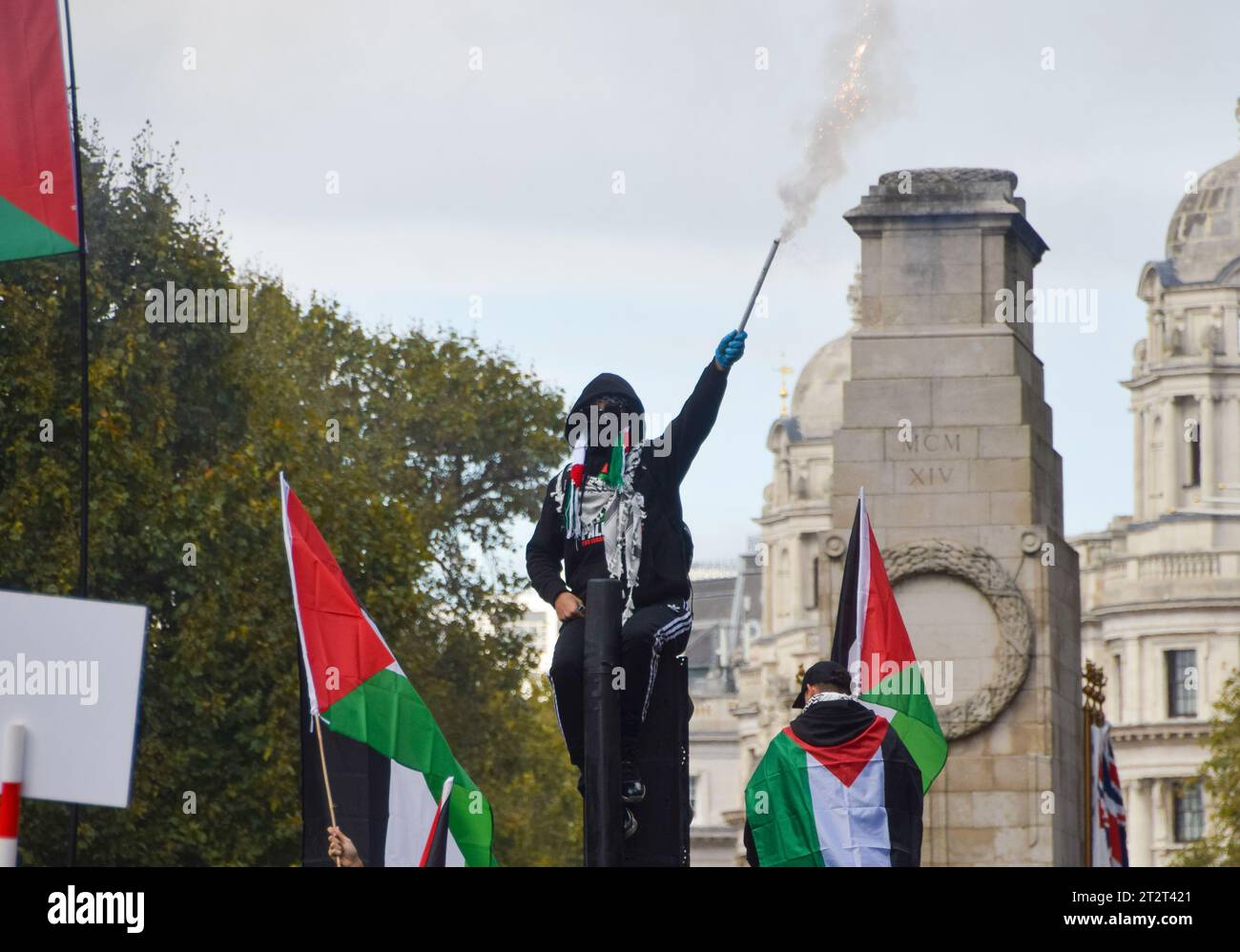 London, England, Großbritannien. Oktober 2023. Ein Demonstrant steigt ...