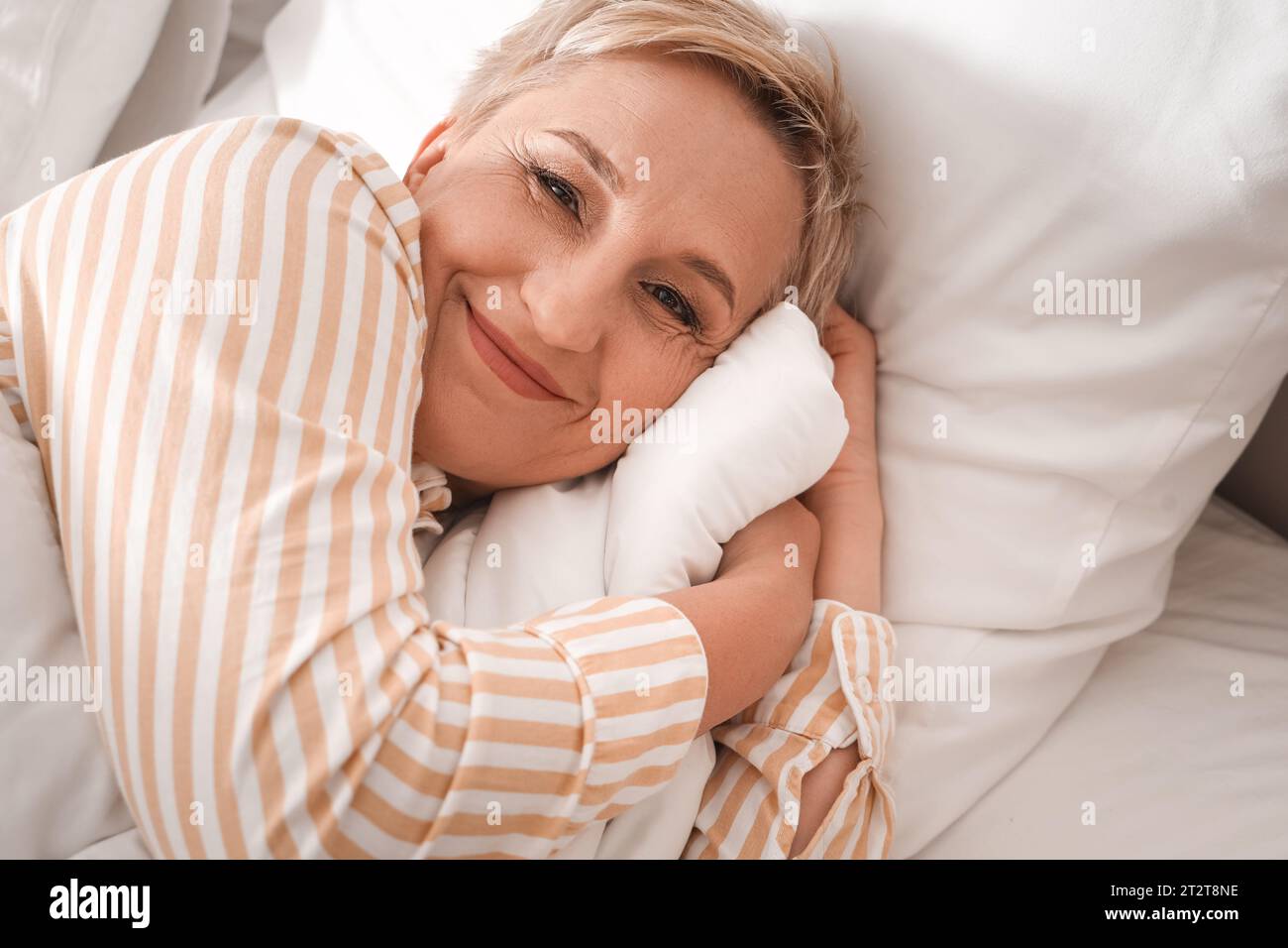 Reife frau im bett liegen -Fotos und -Bildmaterial in hoher Auflösung ...