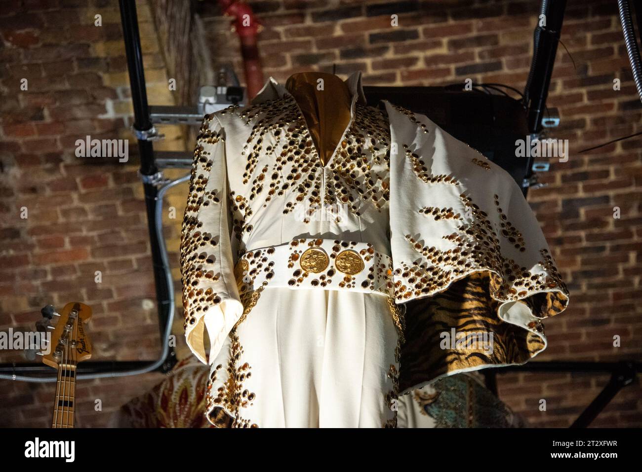 Ausgeklügelte Outfits, die Elvis Presley im Besitz und getragen hat ...