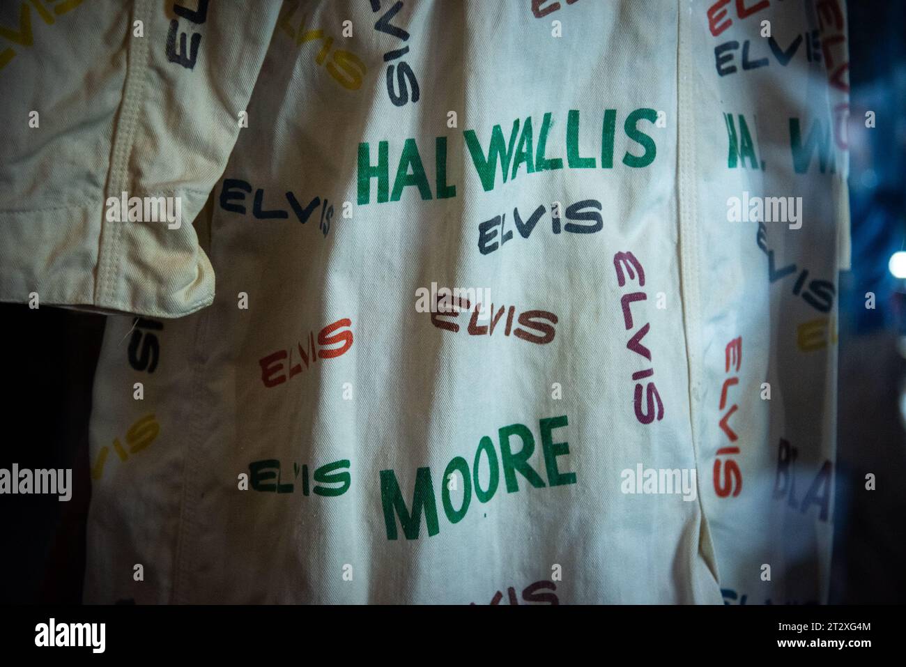 Ein Outfit mit farbenfrohen Schriften, getragen von Elvis Presley ...
