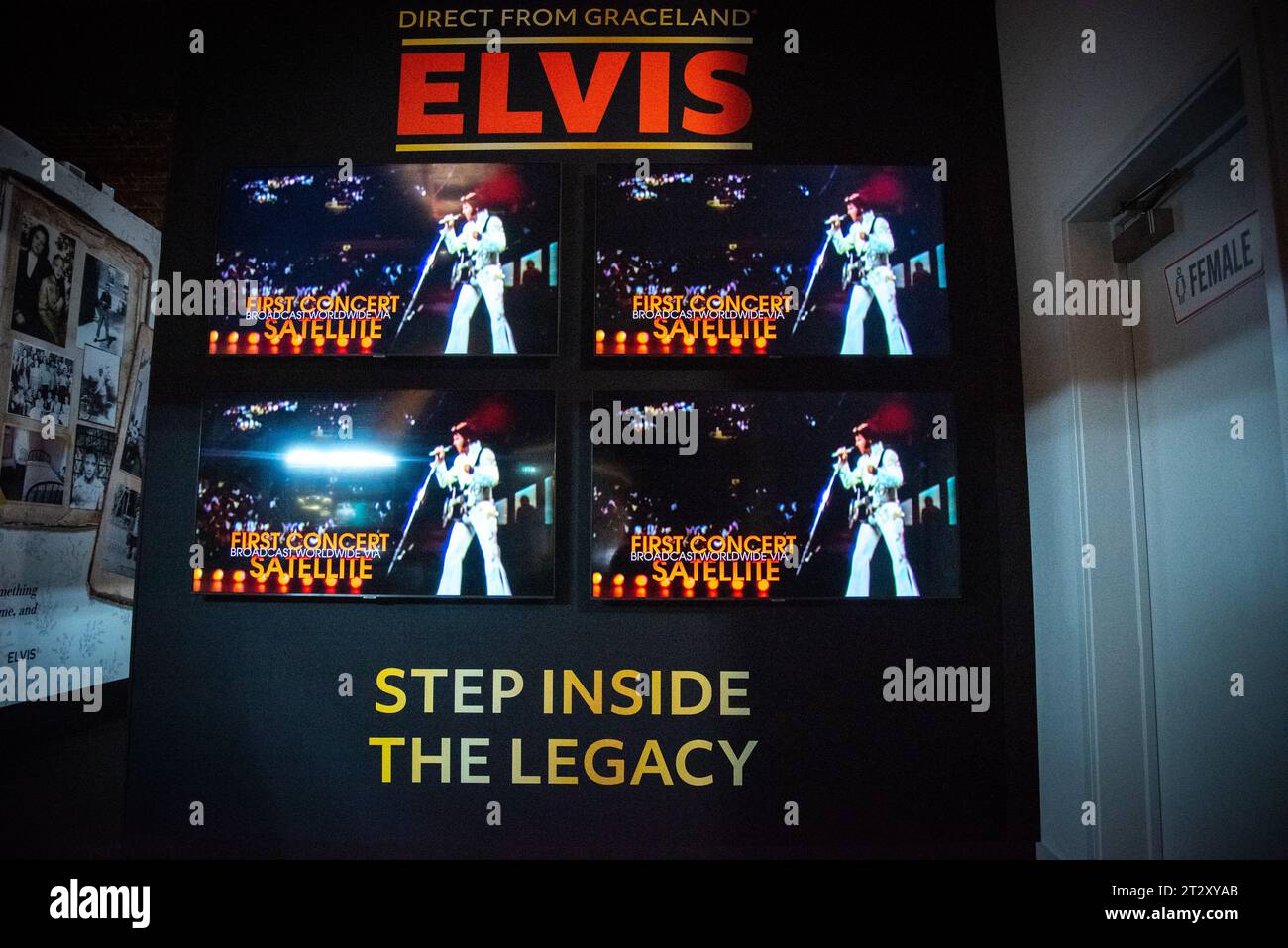 Werbetafel bei der Ausstellung Direct From Graceland: Elvis, die an der ...