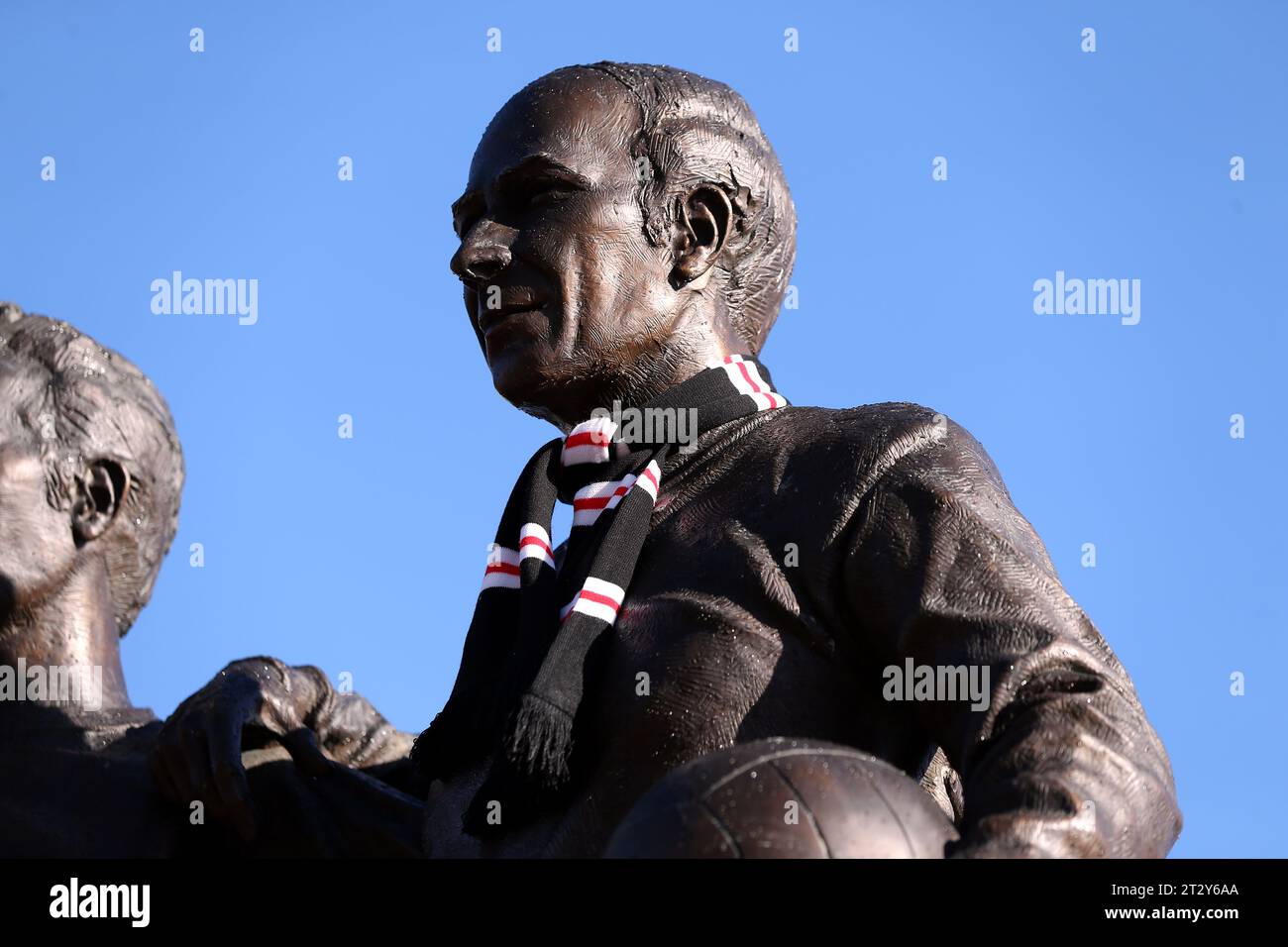Die United Trinity Statue mit Sir Bobby Charlton in Old Trafford ...