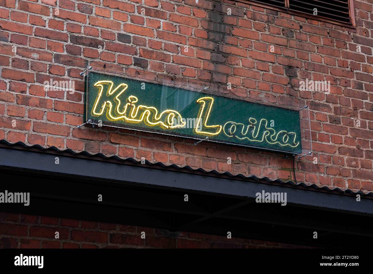 Neonlicht über dem Eingang des Kinos Laika, eines Kinos des Regisseurs ...