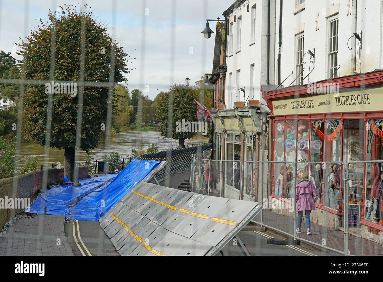 Hochwasserbarrieren entlang der Iron Bridge über den Fluss Severn in ...