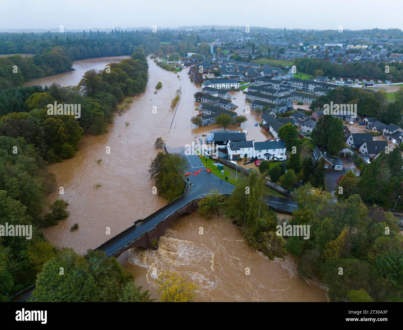 Aus der Vogelperspektive wurde die Brechin Bridge für den Verkehr in ...
