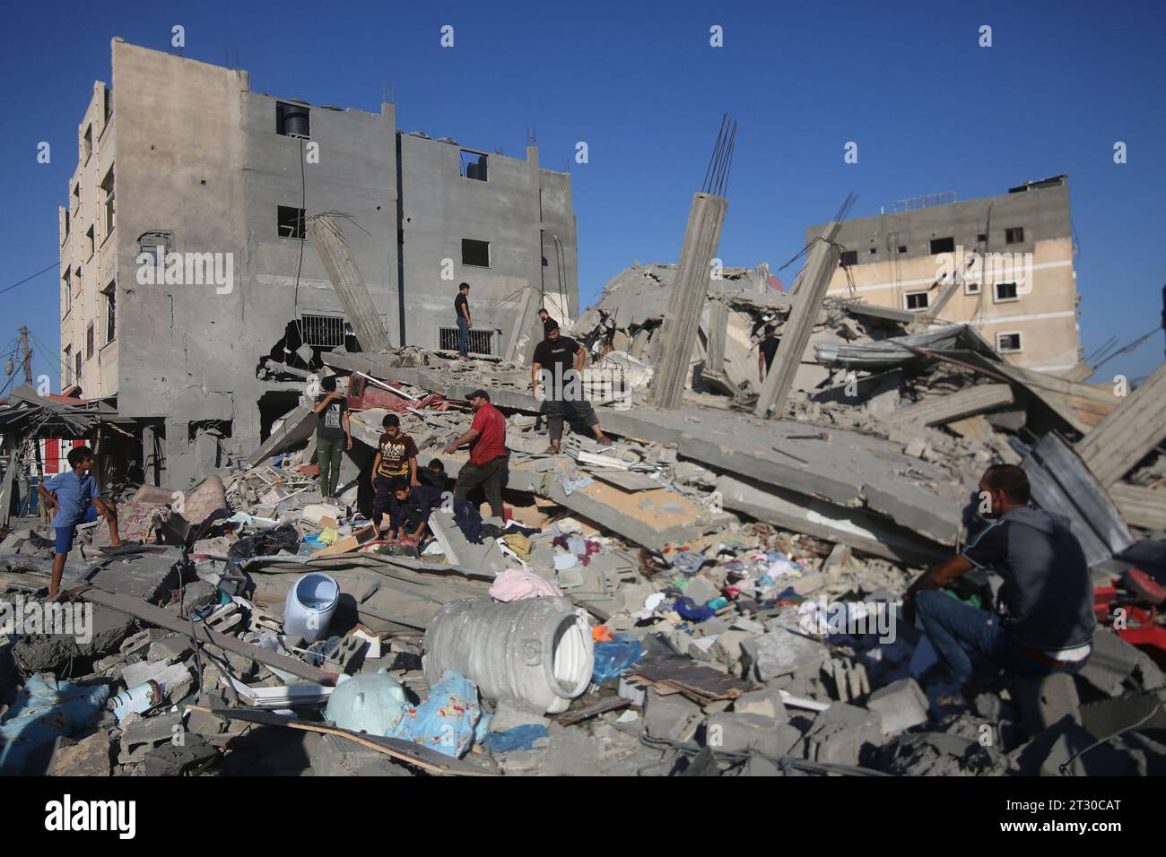 (231022) -- GAZA, 22. Oktober 2023 (Xinhua) -- Menschen stehen zwischen den Trümmern eines ...