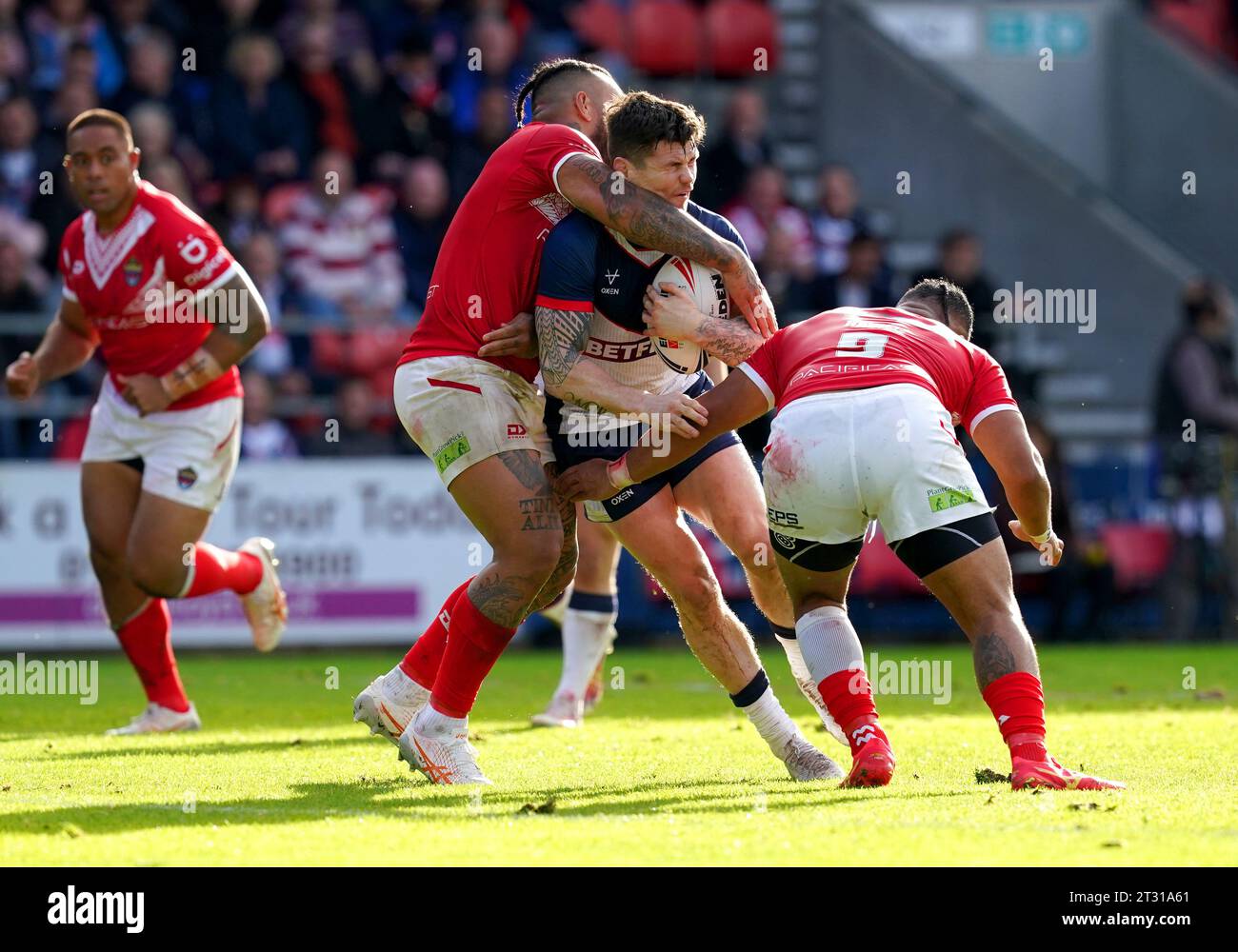 Der Engländer John Bateman wird im Totally Wicked Stadium, St. Helens, von Tonga mit Siliva ...