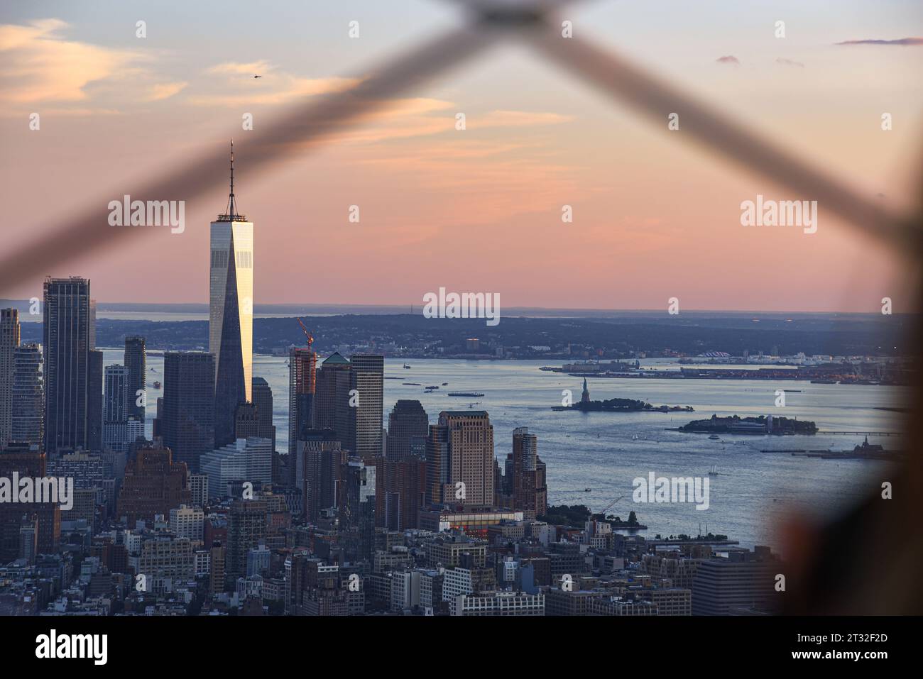 Das One World Trade Center und die Freiheitsstatue in der Skyline von ...