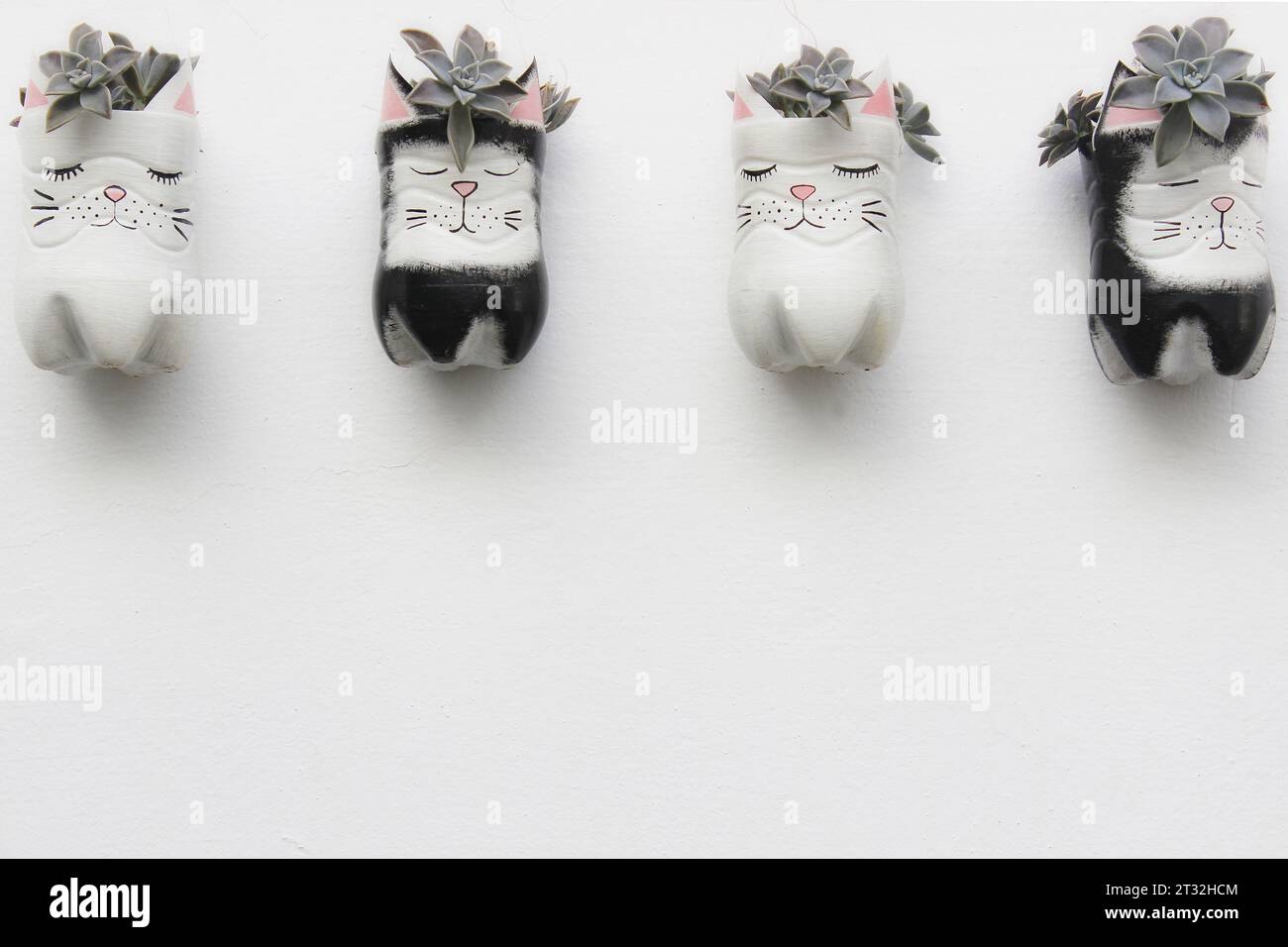 Handgefertigte Vasen, die aus der Wiederverwendung von PET-Flaschen aus ...