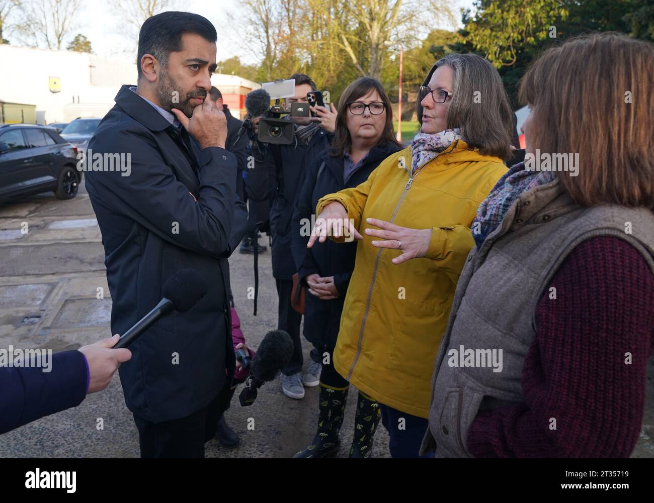 Der erste Minister Humza Yousaf sprach mit Mitarbeitern von Matrix ...