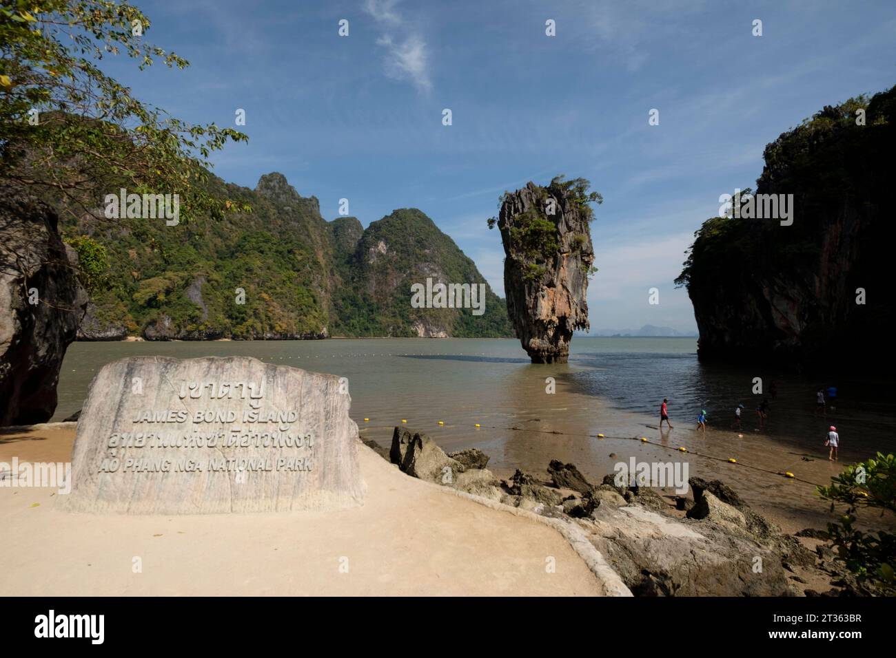 Der mann mit dem goldenen colt -Fotos und -Bildmaterial in hoher ...