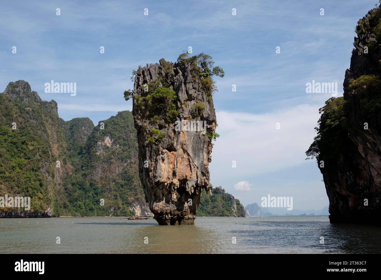 Der mann mit dem goldenen colt -Fotos und -Bildmaterial in hoher ...