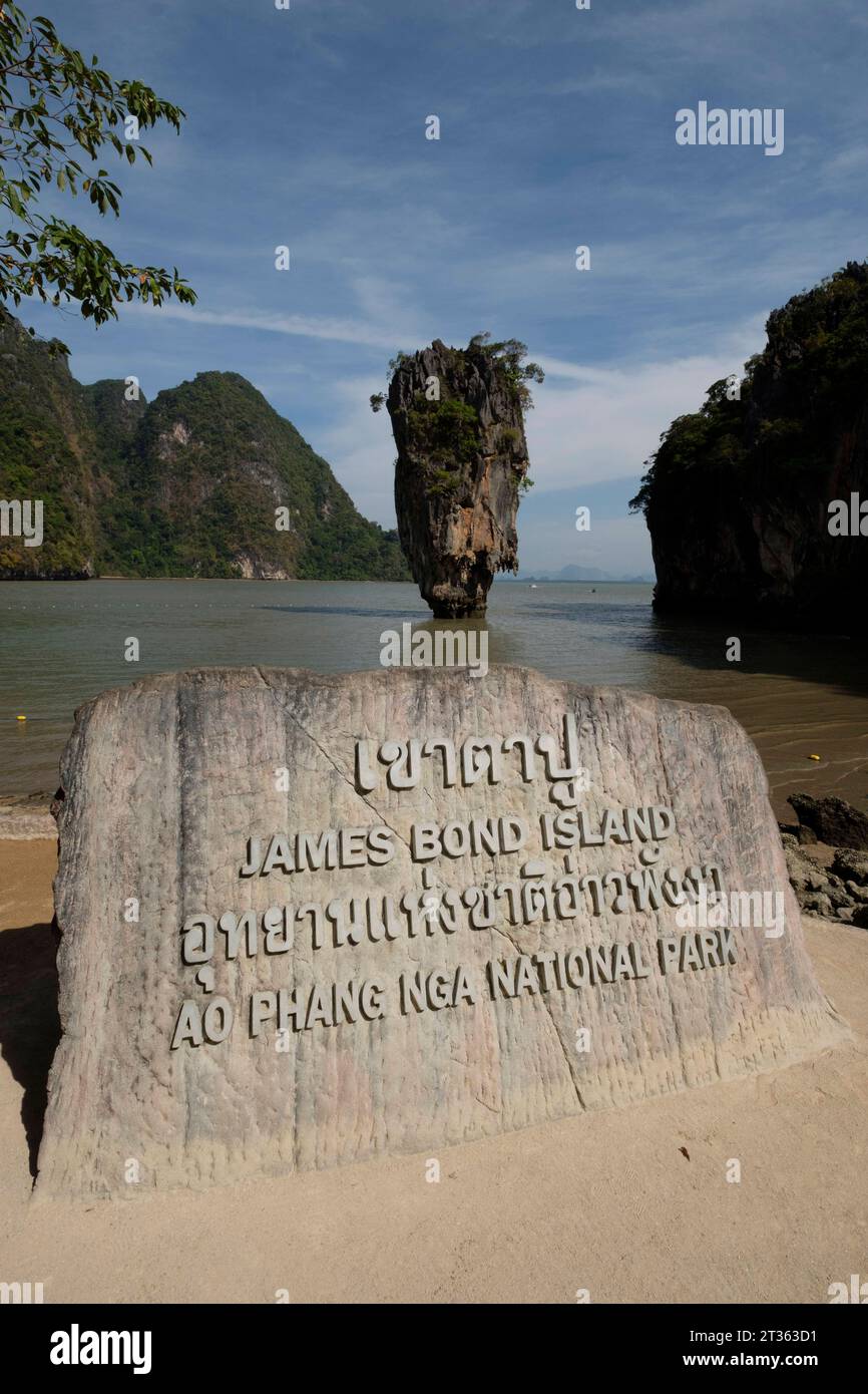 Der mann mit dem goldenen colt -Fotos und -Bildmaterial in hoher ...