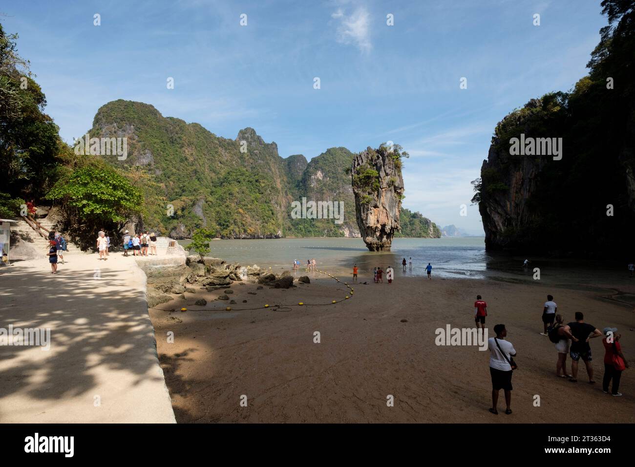 Der mann mit dem goldenen colt -Fotos und -Bildmaterial in hoher ...