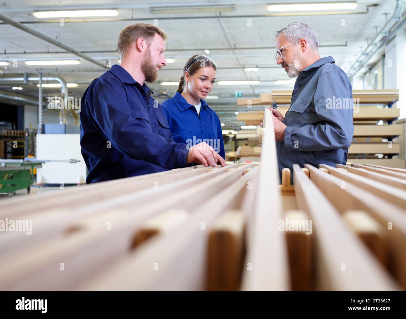 Auszubildende uniform -Fotos und -Bildmaterial in hoher Auflösung – Alamy