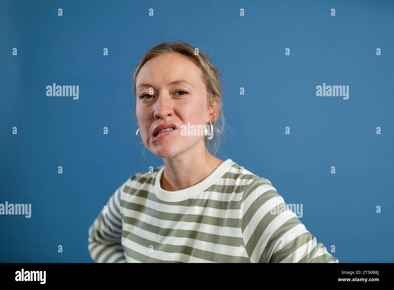 Biting lip -Fotos und -Bildmaterial in hoher Auflösung – Alamy