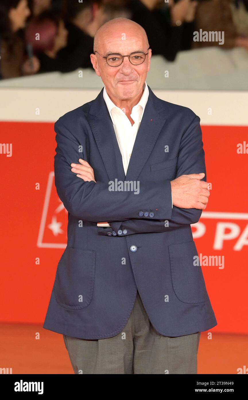 Don Antonio Loffredo bei der Premiere des Dokumentarfilms Posso entrare ...