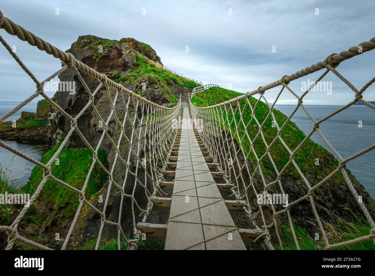 Die Carrick-a-Rede Rope Bridge in Nordirland ist eine 20 Meter lange ...
