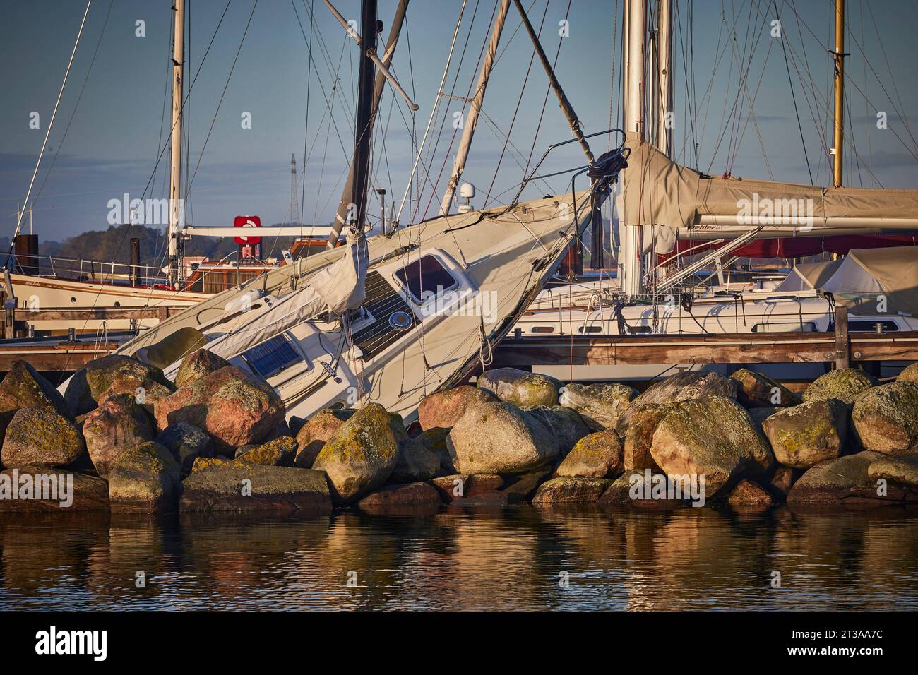 Folgen des Oststurmes im Oktober 2023 die Marina Maasholm an der Schlei gleicht einem ...