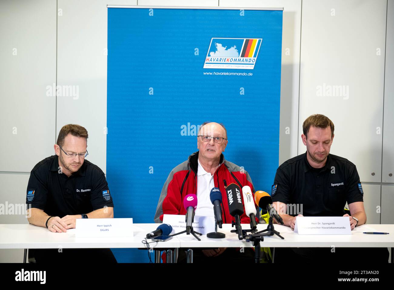 Cuxhaven, Deutschland. Oktober 2023. Robby Renner (l-r), Chef des ...
