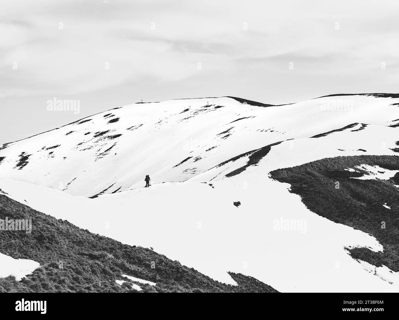 Wanderer, der alleine in die berge geht Schwarzweiß-Stockfotos und ...