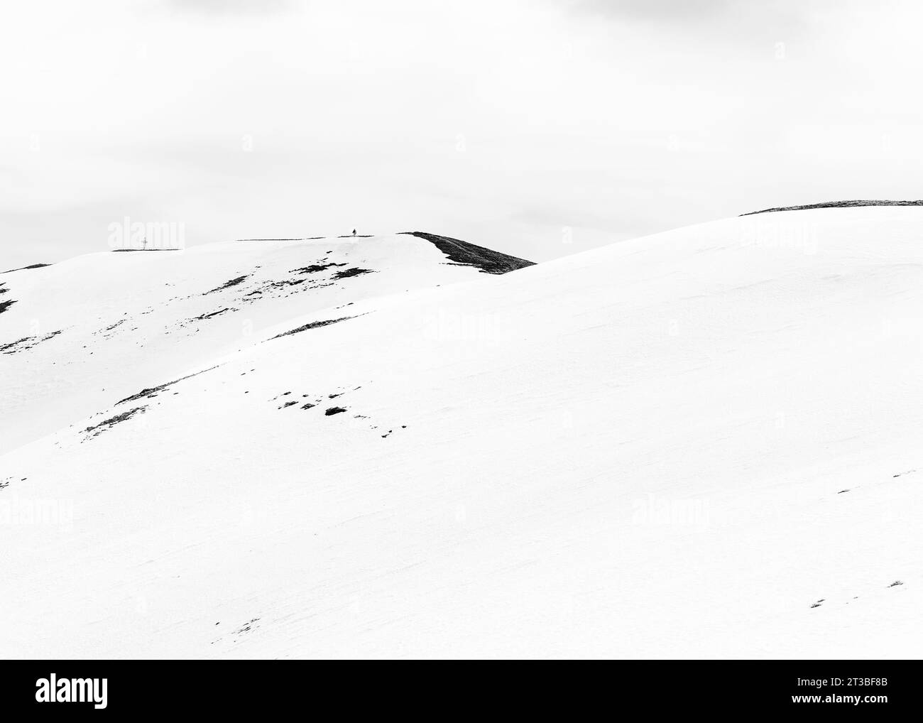 Wanderer, der alleine in die berge geht Schwarzweiß-Stockfotos und ...