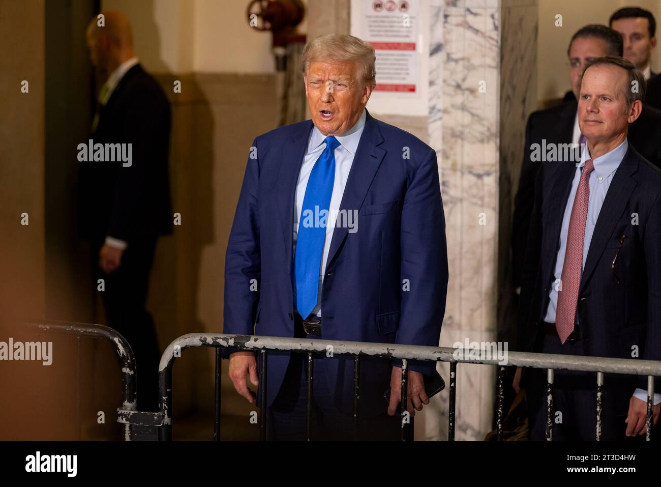 NEW YORK, NEW YORK - 24. OKTOBER: Der ehemalige US-Präsident Donald Trump spricht außerhalb des ...