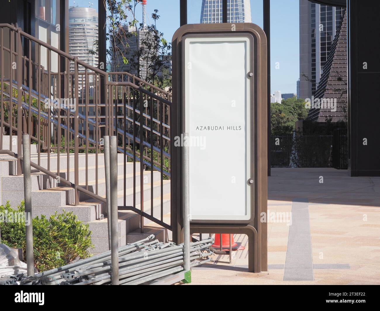 TOKIO, JAPAN - 22. Oktober 2023: Ein Schild für die Azabudai Hills wird ...