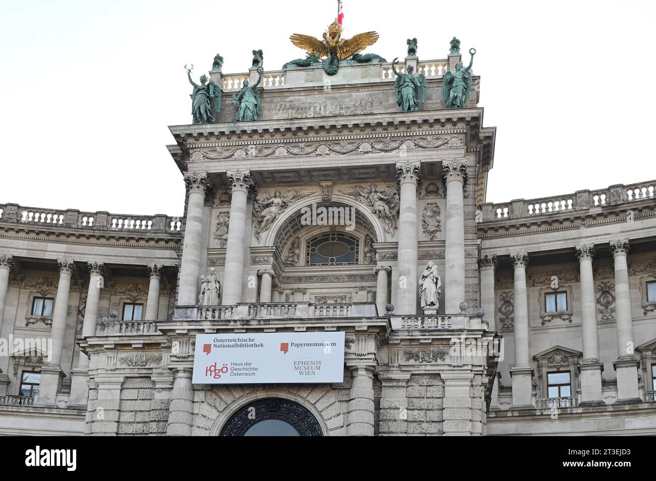 Wien, Österreich. Der berühmte „Hitler-Balkon“ in der Neuen Hofburg ...