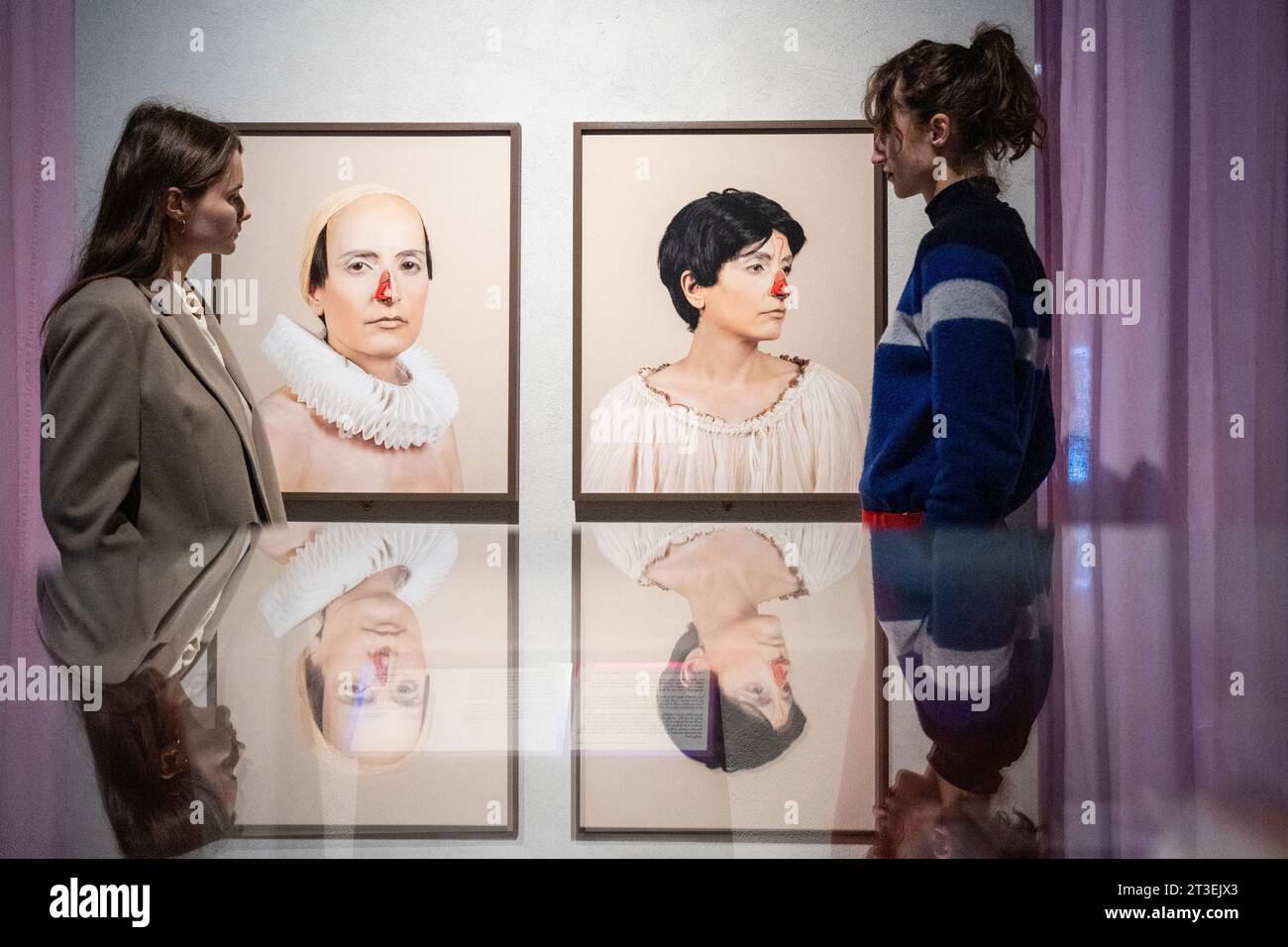 London, Großbritannien. 25. Oktober 2023. Die Mitarbeiter sehen „die ...