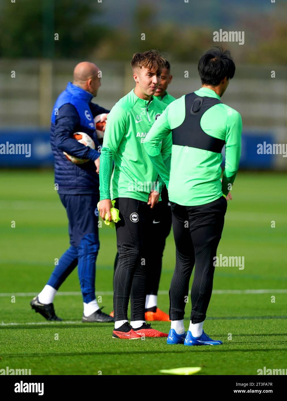 Jack Hinshelwood (Mitte) von Brighton und Hove Albion während eines ...