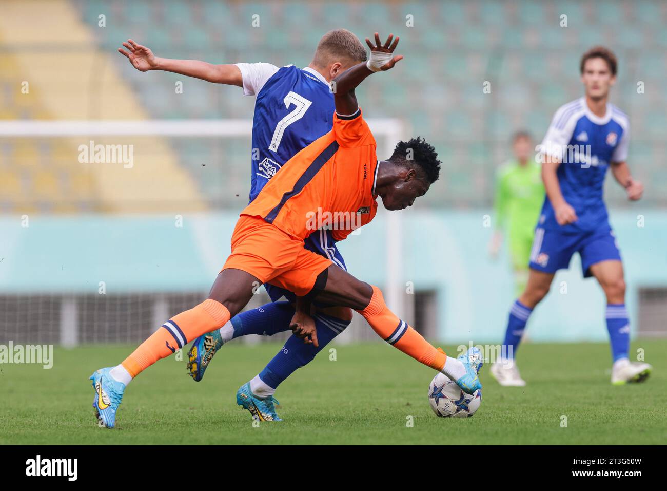 Zagreb, Kroatien. Oktober 2023. Vilim GEC von Dinamo Zagreb und Mohamed ...