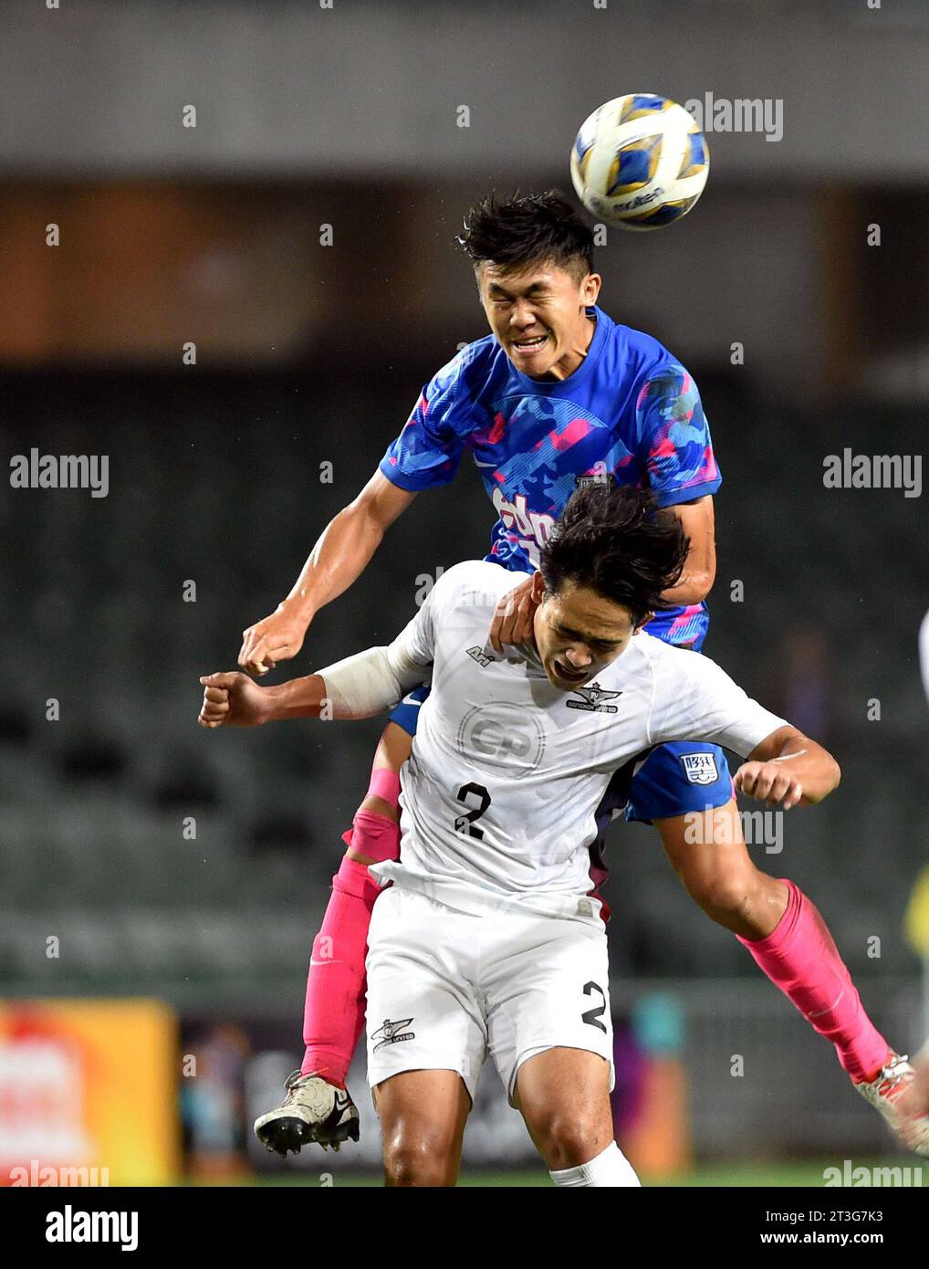 Hongkong, China. Oktober 2023. Tan Chun Lok (Top) von Kitchee SC streitet mit Peerapat ...