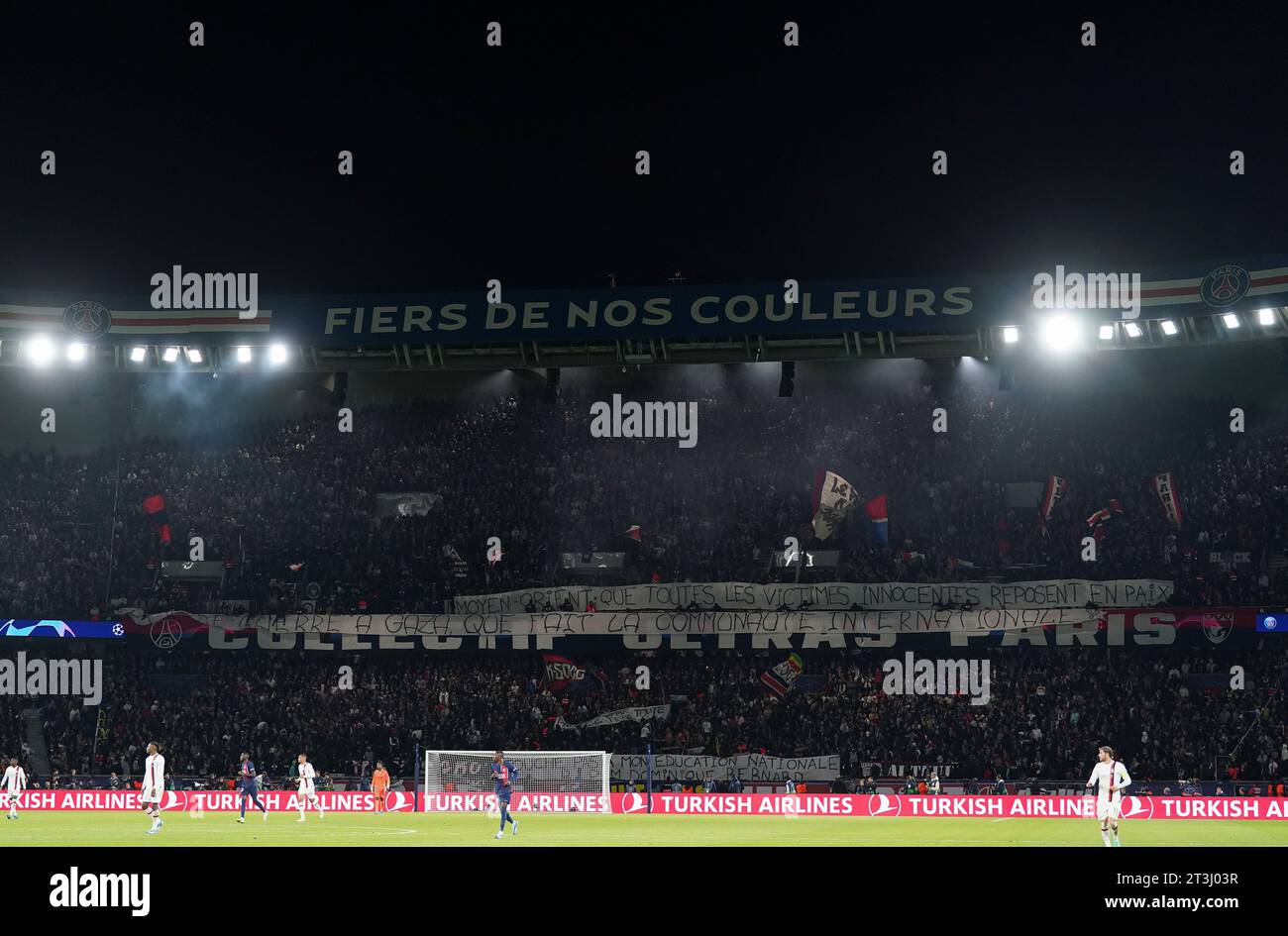 PSG-Fans halten ein Banner mit einer Nachricht über Gaza während des ...