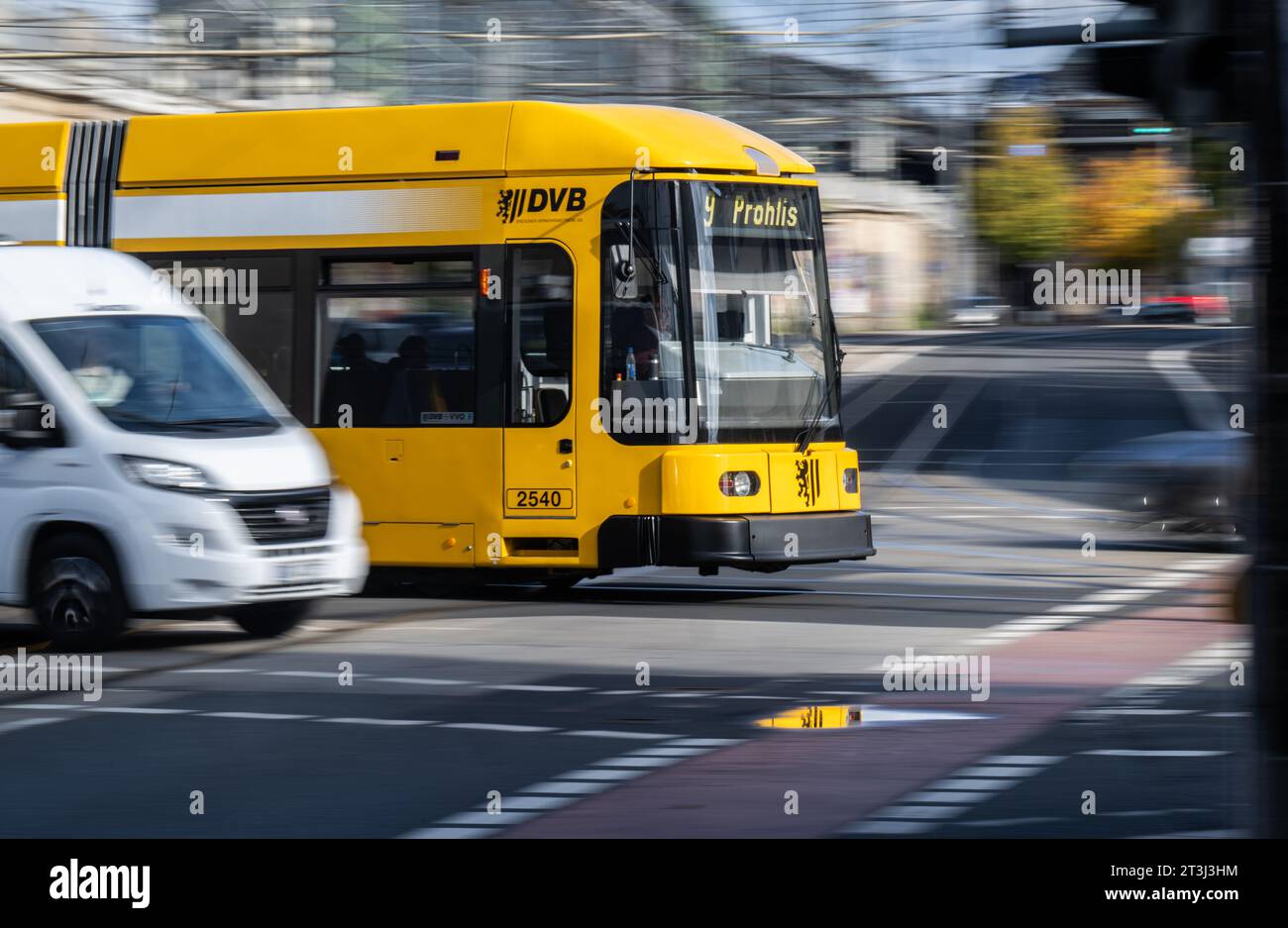 25. Oktober 2023, Sachsen, Dresden: Eine Straßenbahn der Dresdner ...