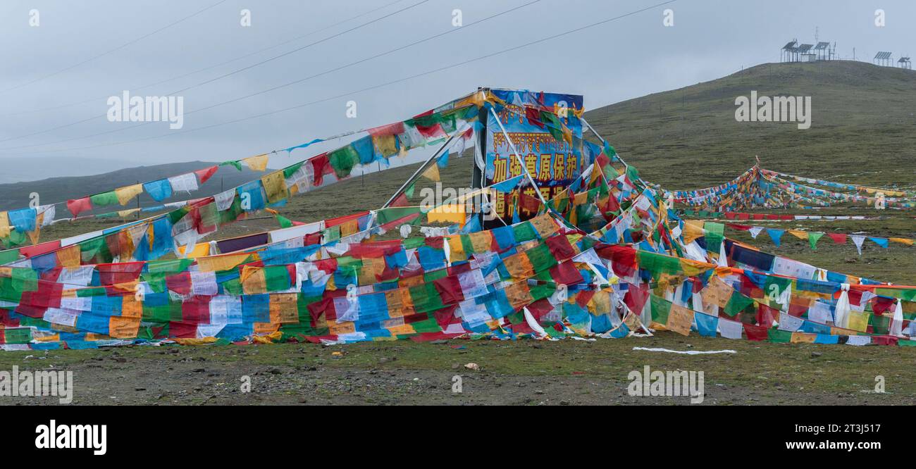Der Gyatso La Pass, der mit der Gebetsfahne bedeckt ist, ist der ...