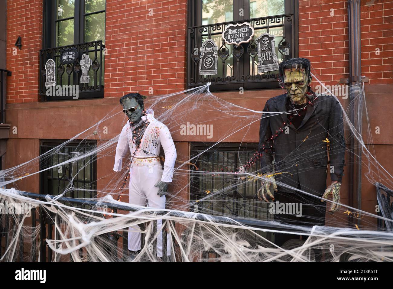 Frankenstein und eine Elvis-Version des Monsters sind in Spinnweben vor ...