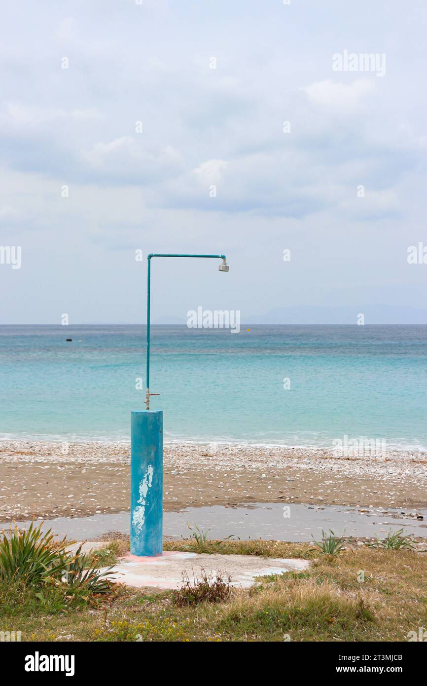 Außenstrand Dusche vor dem Meer am Paralia Ixia Strand Stockfotografie ...