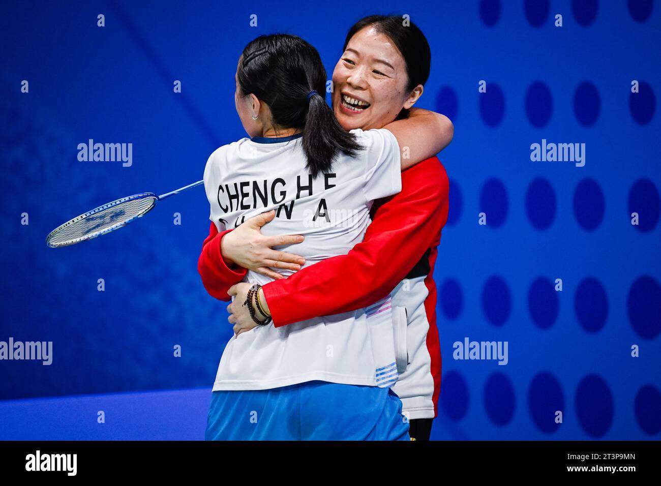 Hangzhou, chinesische Provinz Zhejiang. Oktober 2023. Cheng Hefang (L) aus China feiert mit ...