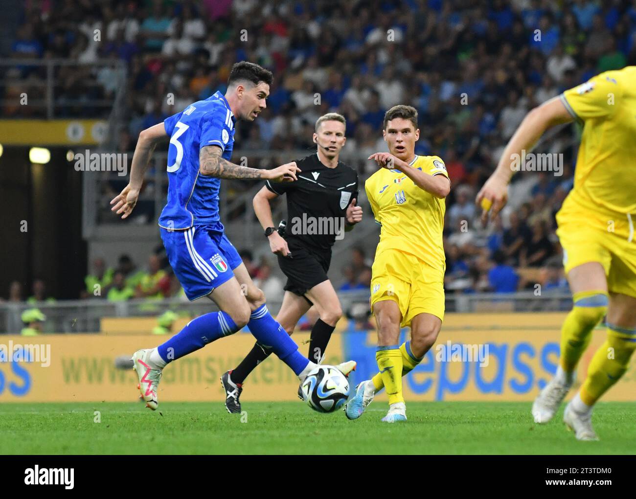 Mailand, Italien - 11. September 2023: Alessandro Bastoni (L) kämpft im ...