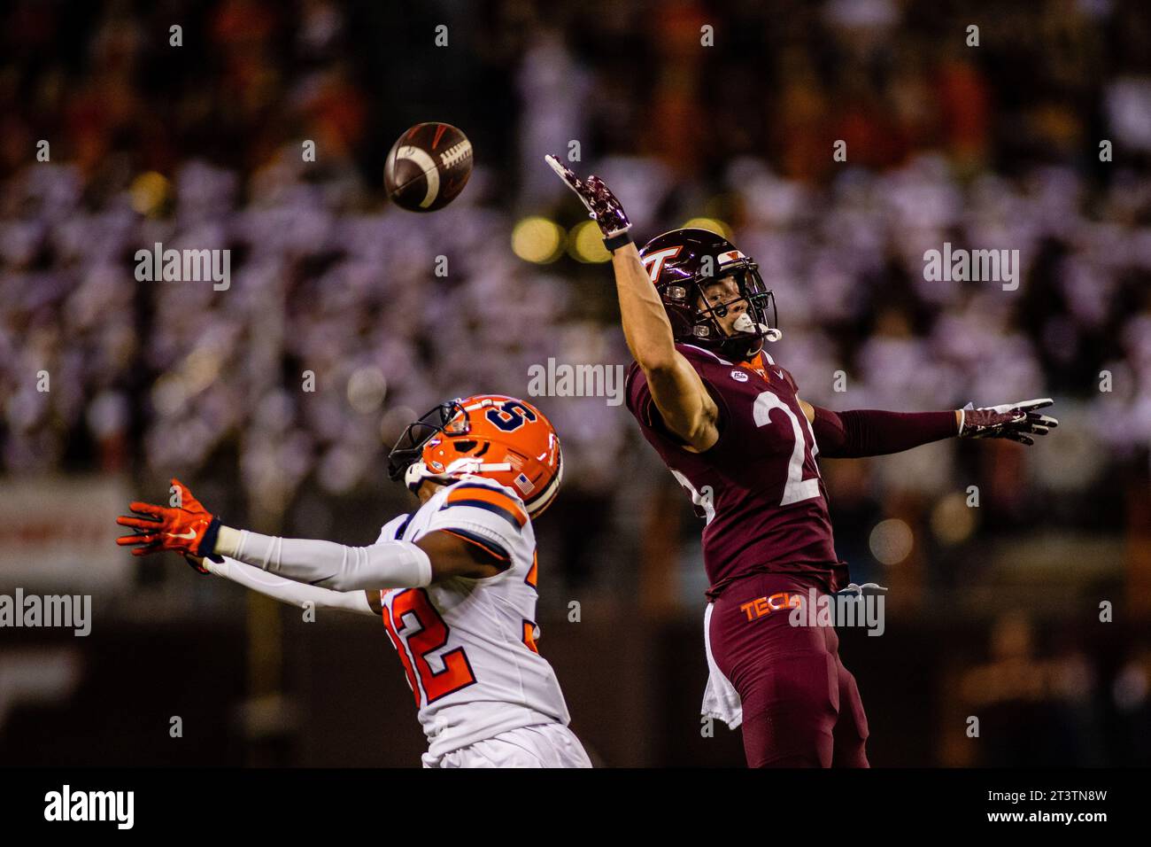 26. Oktober 2023: Virginia Tech Hokies Running Back P.J. Prioleau (20) kann den Ball nicht ...