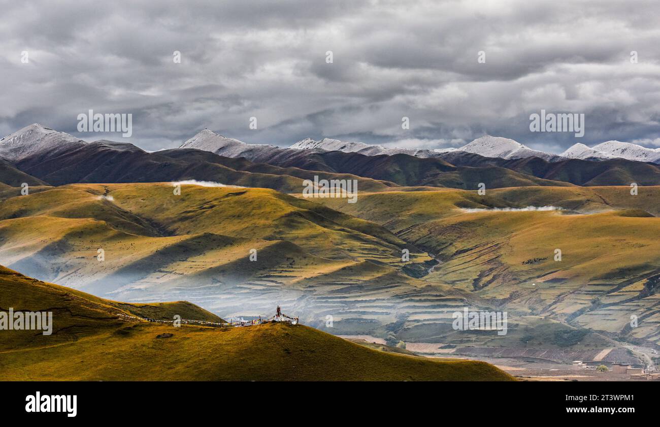 ABA, CHINA - 11. OKTOBER 2023 - der Langyi-Tempel ist umgeben von ...