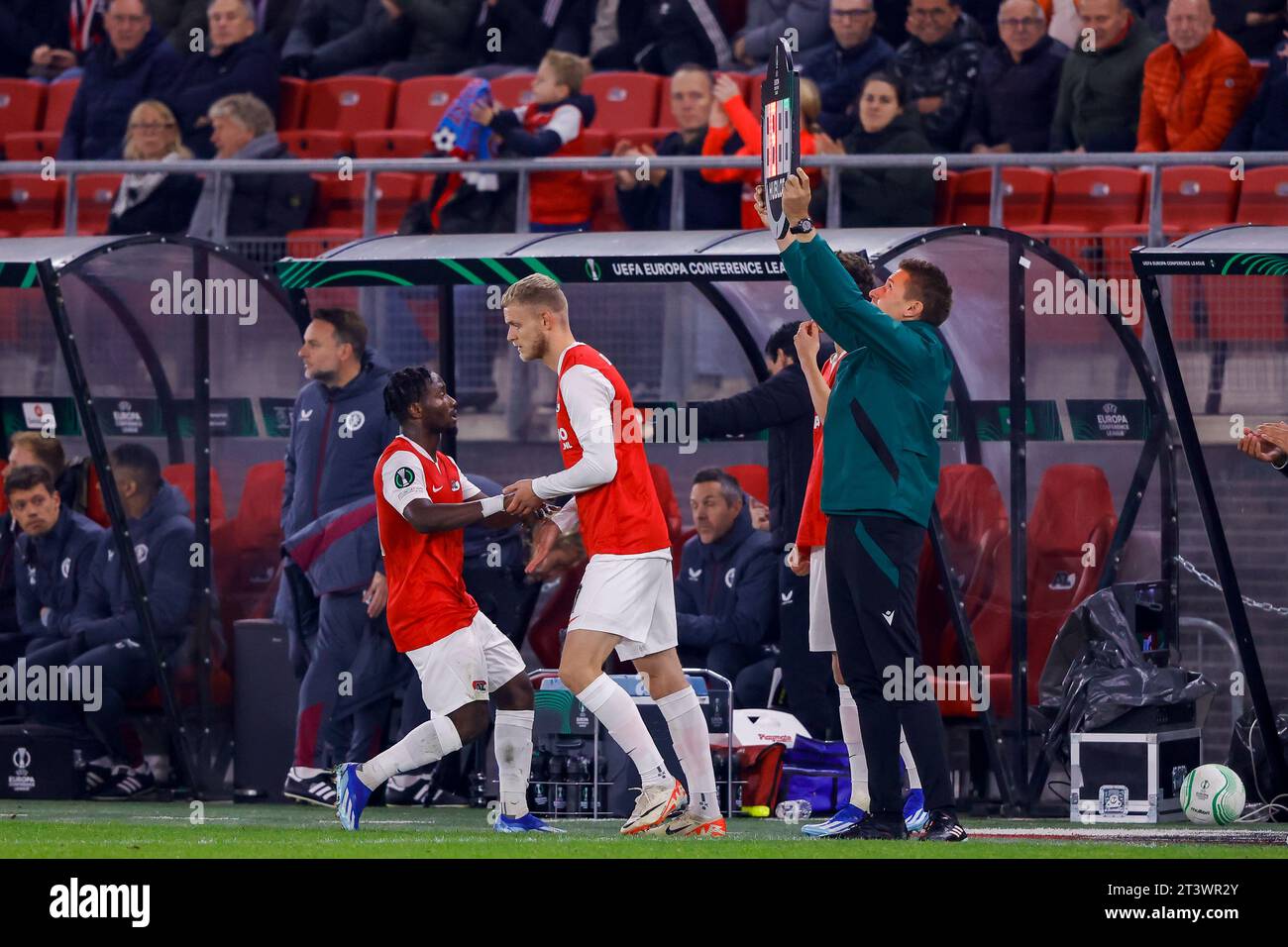 ALKMAAR, NIEDERLANDE - 26. OKTOBER: Ibrahim Sadiq (AZ Alkmaar) und Jens ...