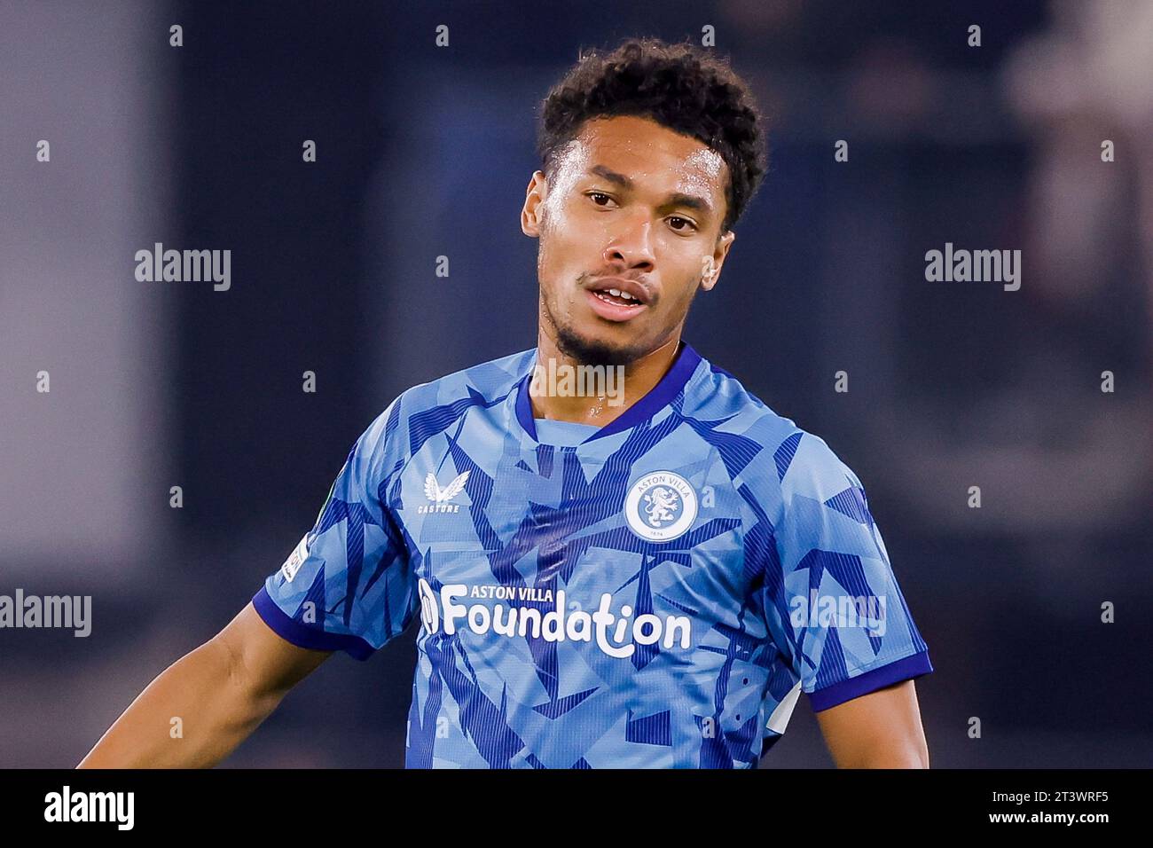 ALKMAAR, NIEDERLANDE - 26. OKTOBER: Boubacar Kamara (Aston Villa) sieht ...