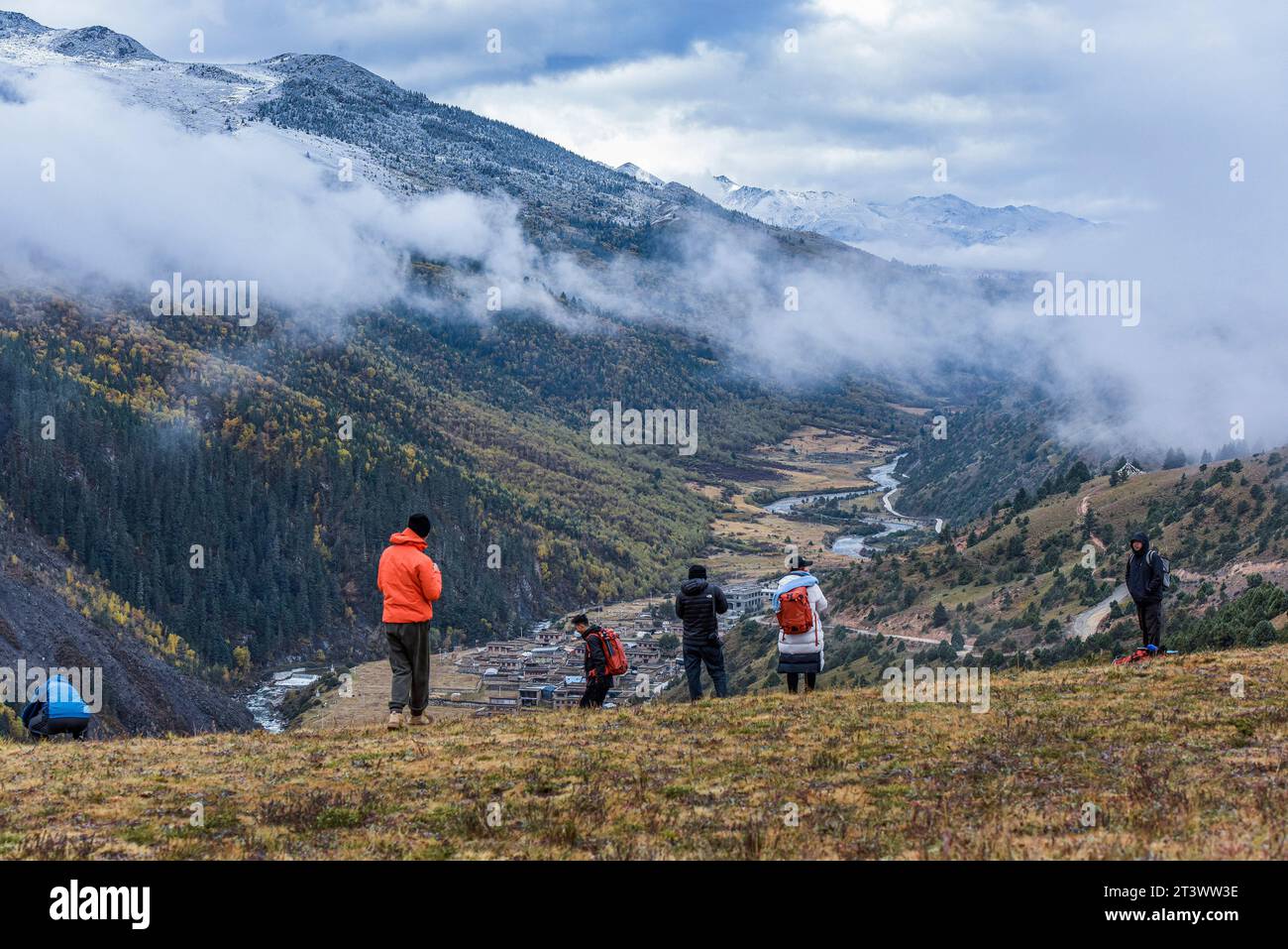 GANZI, CHINA - 16. OKTOBER 2023 - Touristen besuchen den Berg Genyen ...